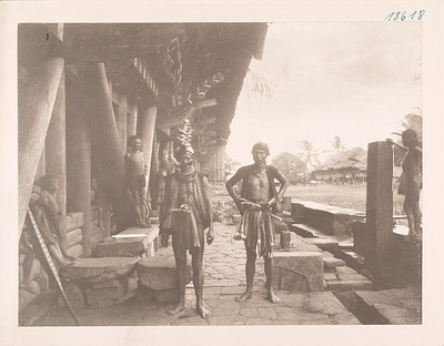 Männer im Dorf, Sofu Badamu und Licha Nissuba, 1. u. 2. König v ...