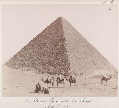 Die Cheops-Pyramide bei Kairo, davor Kamelkaravane | Weltmuseum Wien