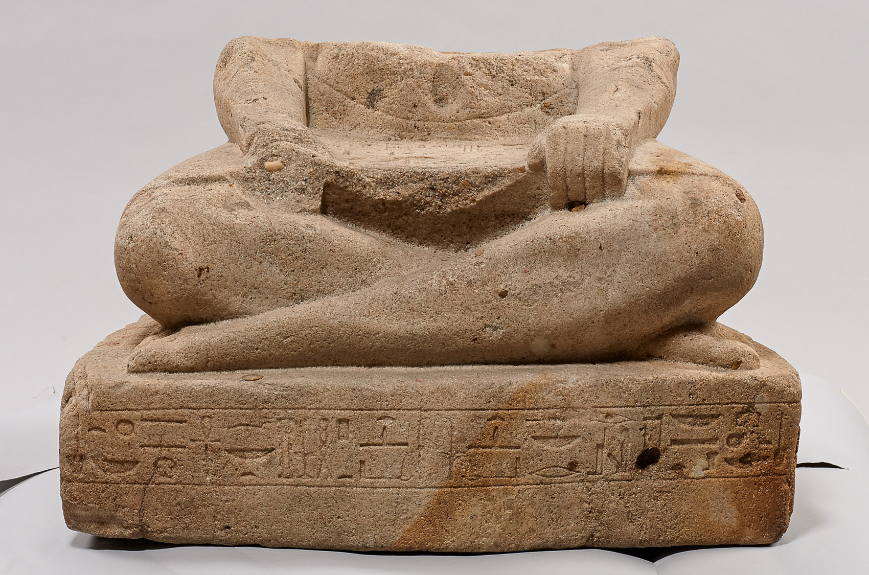 Kunsthistorisches Museum: Unterteil einer Schreiberstatue des Her-wedja