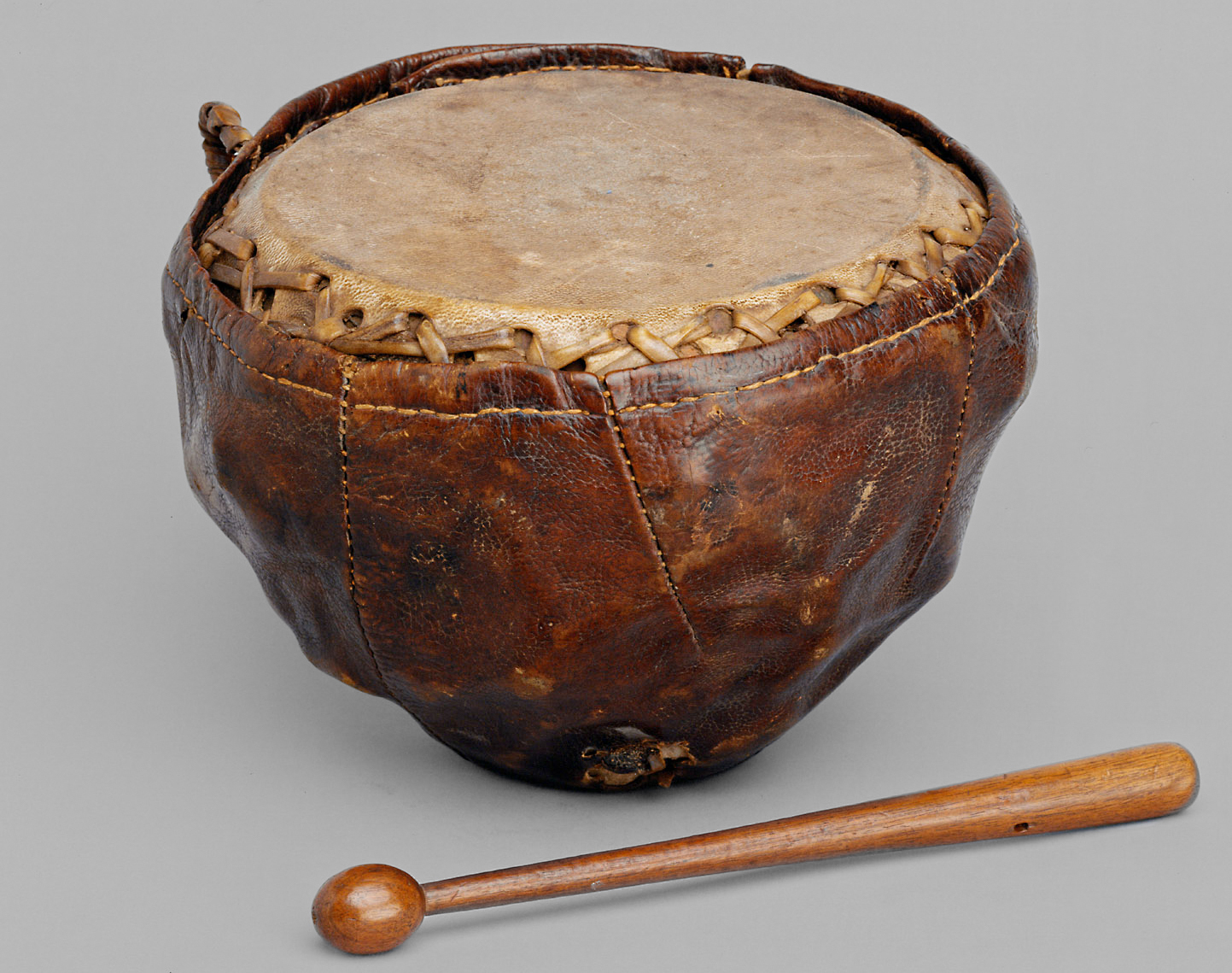 Kunsthistorisches Museum: Pauke: Kesselpauke mit Hülle (Handpauke)