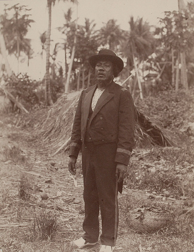 König Kabua von Dschaluit, mit Hut und deutscher Seemannsuniform ...