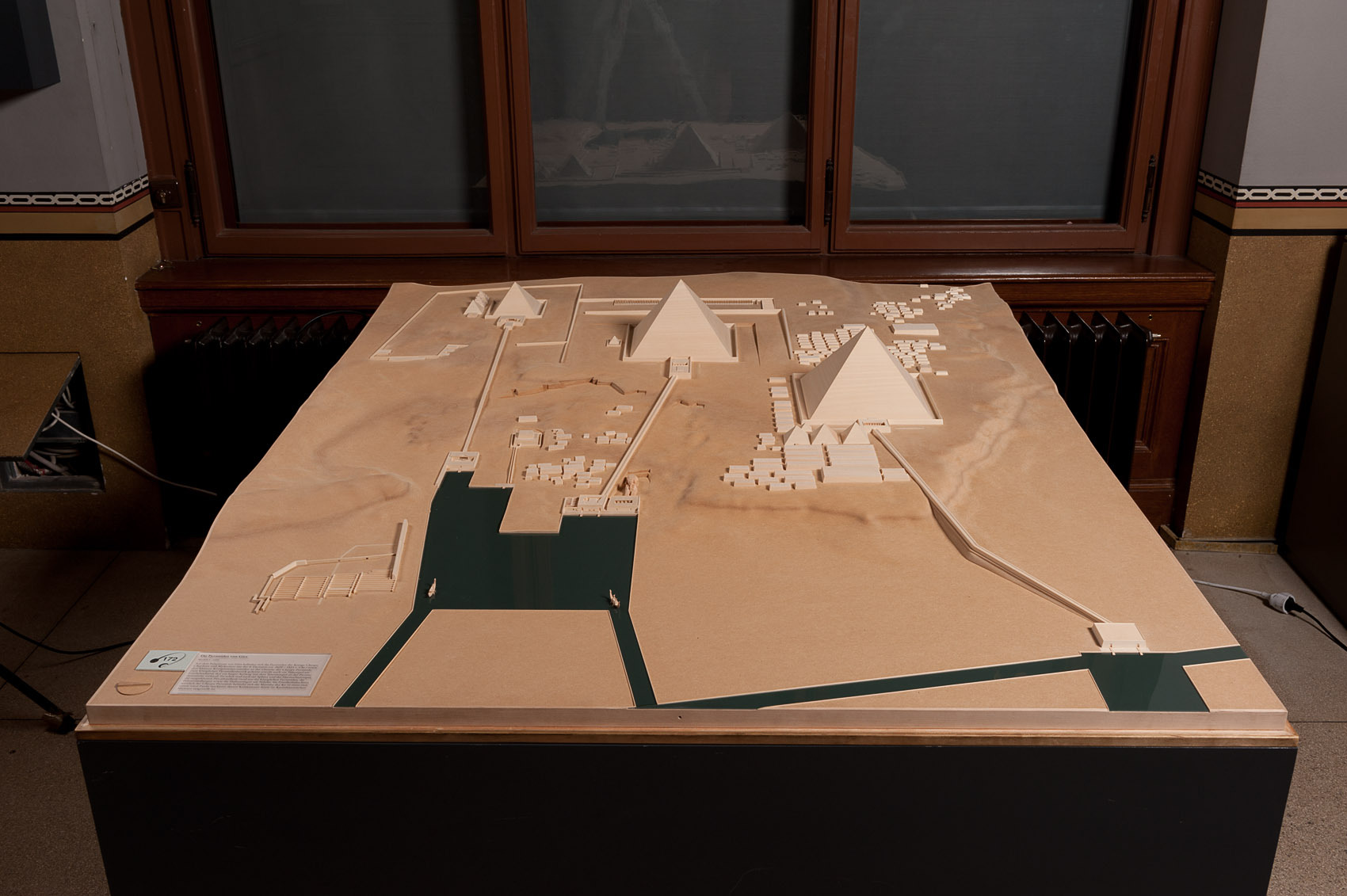Kunsthistorisches Museum: Model of the Giza plateau