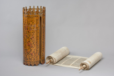 Torah case with Torah scroll | Weltmuseum Wien